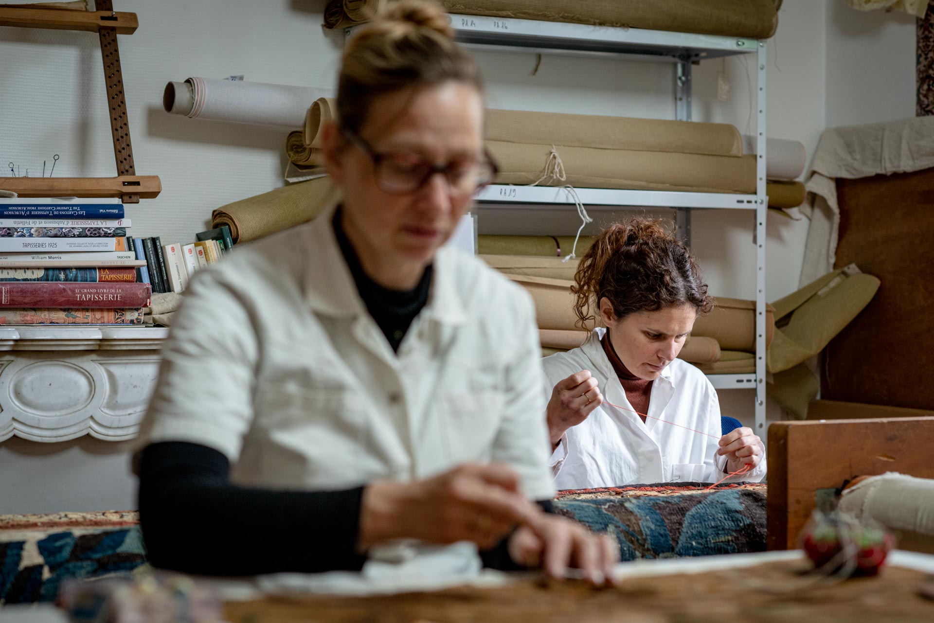 De fil en aiguille : Carole Redais, restauratrice de tapisseries - Ô ...
