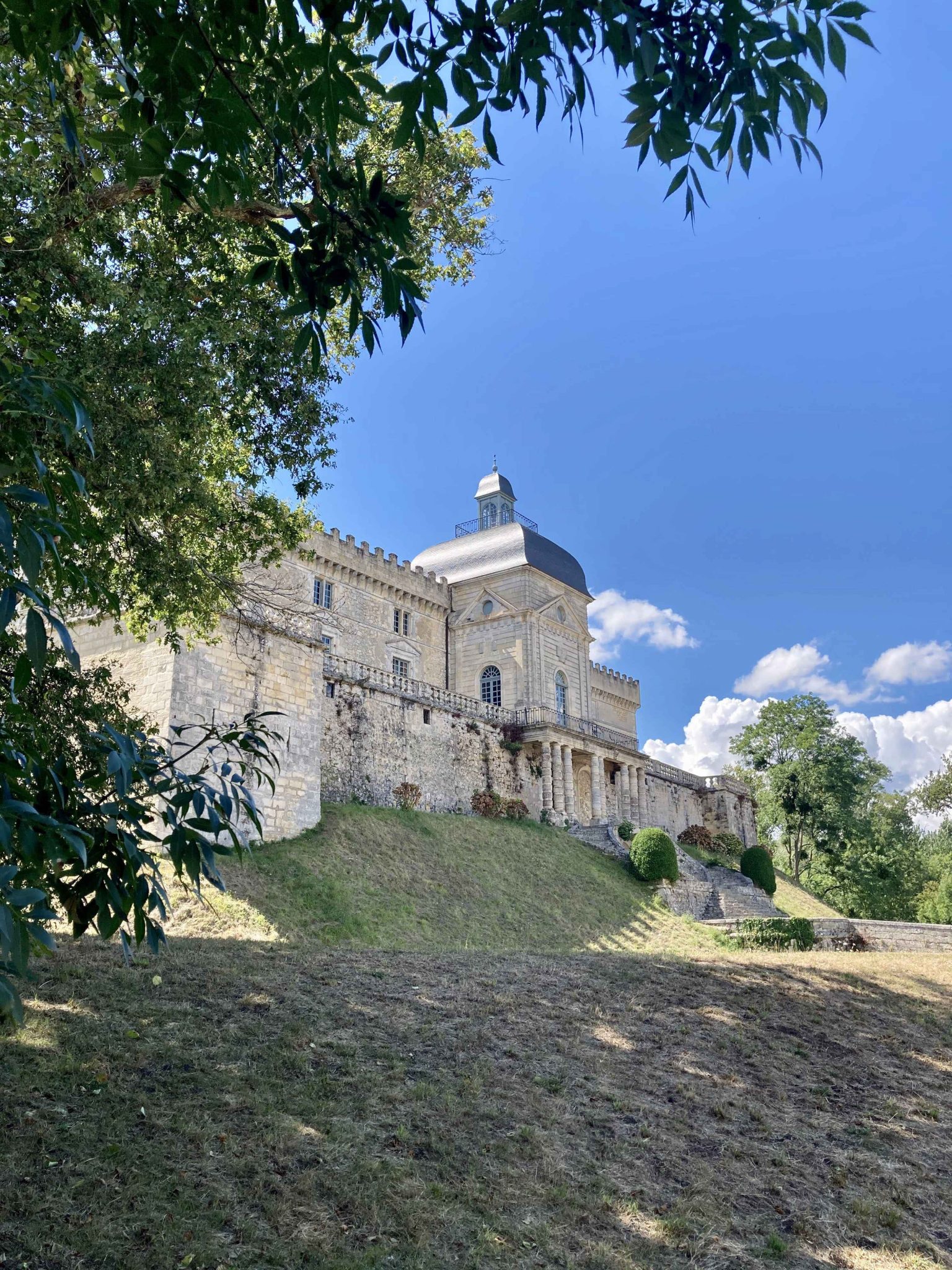 Le château de Vayres, l'un des plus beaux monuments d'Aquitaine - Ô Mon ...