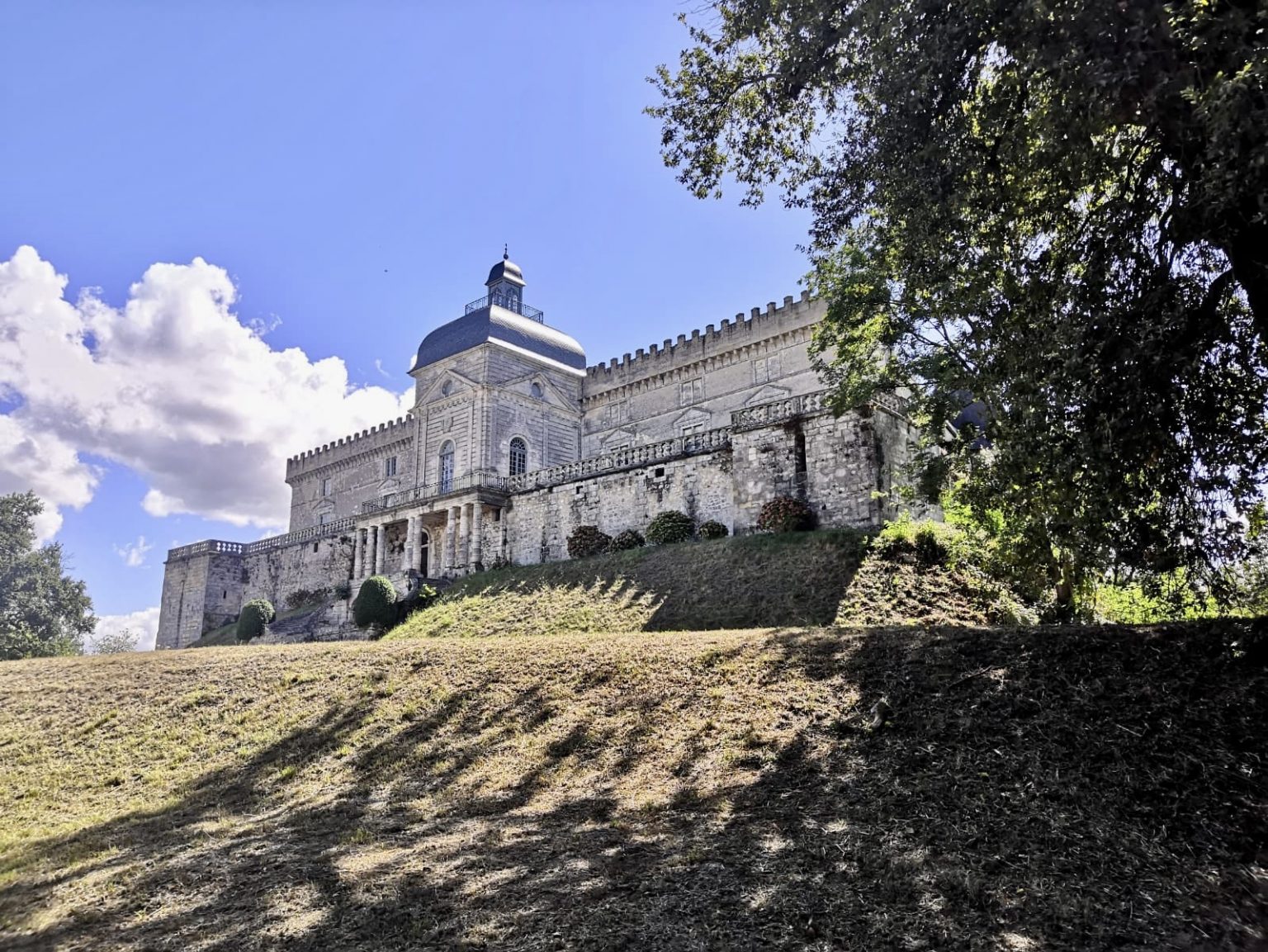 Le château de Vayres, l'un des plus beaux monuments d'Aquitaine - Ô Mon ...