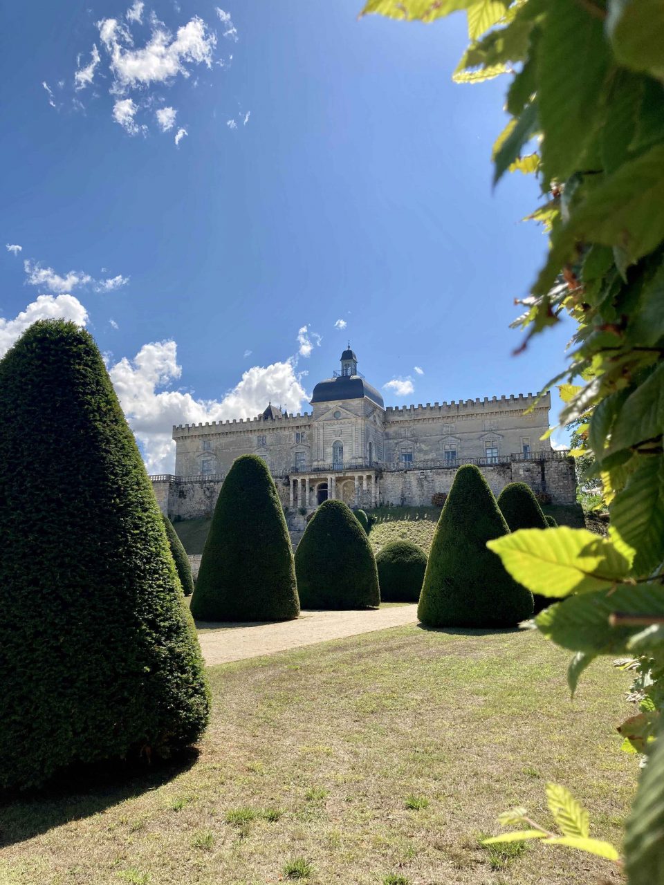 Le château de Vayres, l'un des plus beaux monuments d'Aquitaine - Ô Mon ...
