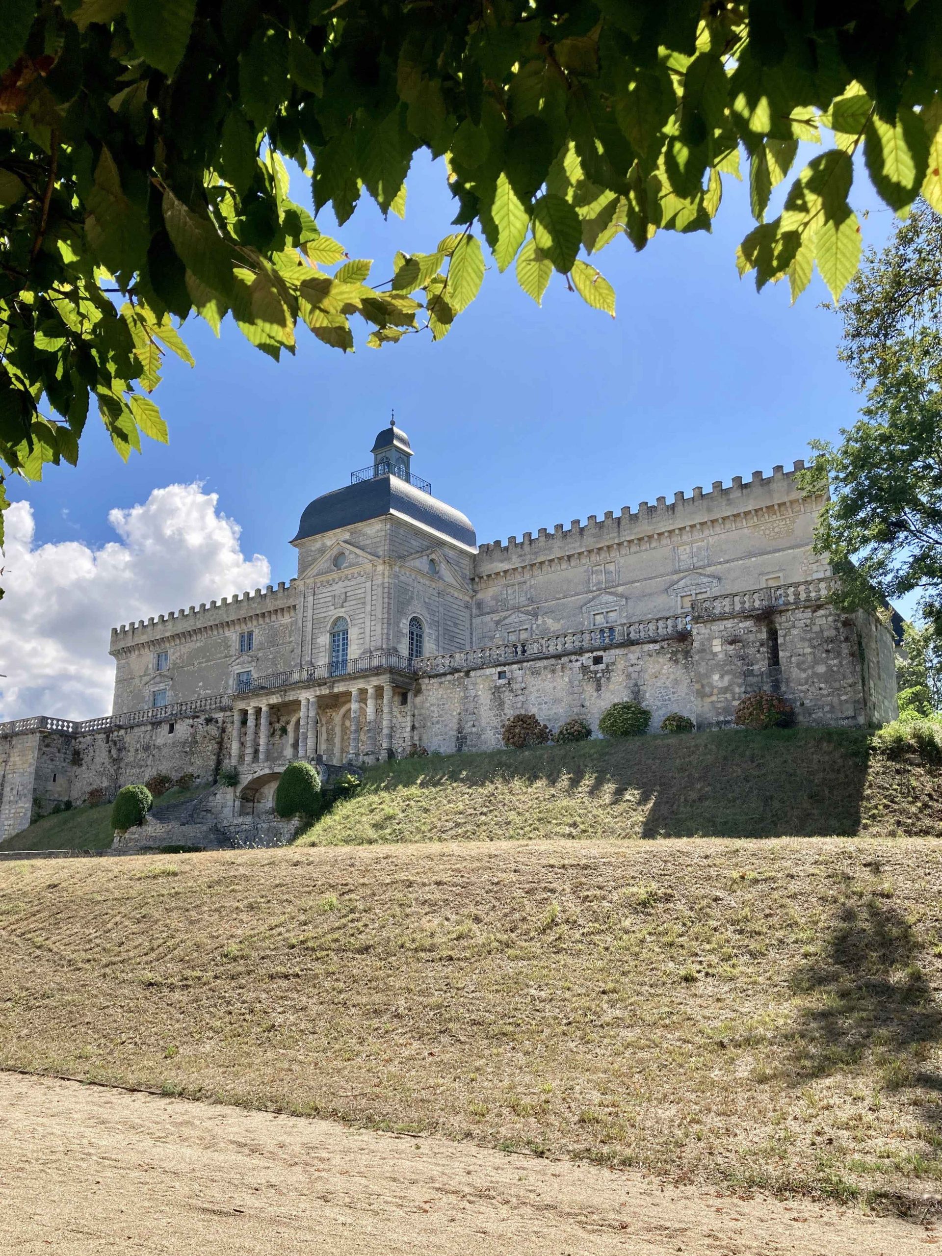 Le château de Vayres, l'un des plus beaux monuments d'Aquitaine - Ô Mon ...
