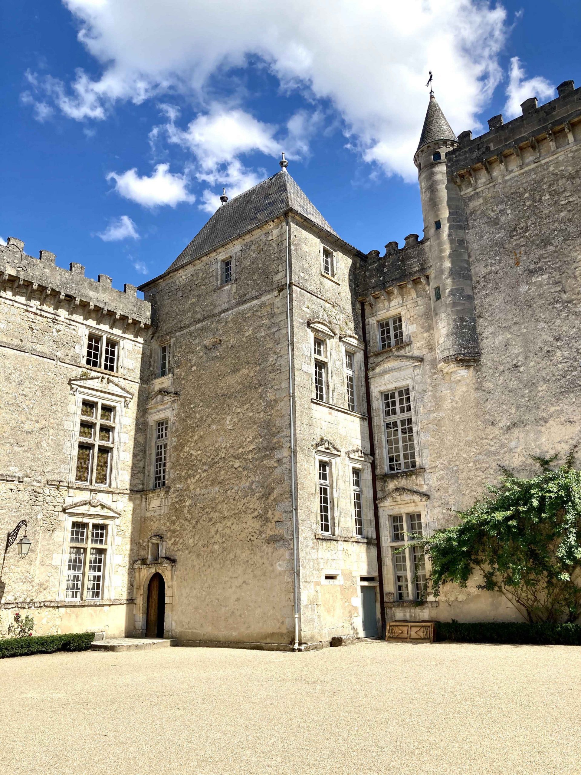 Le château de Vayres, l'un des plus beaux monuments d'Aquitaine - Ô Mon ...
