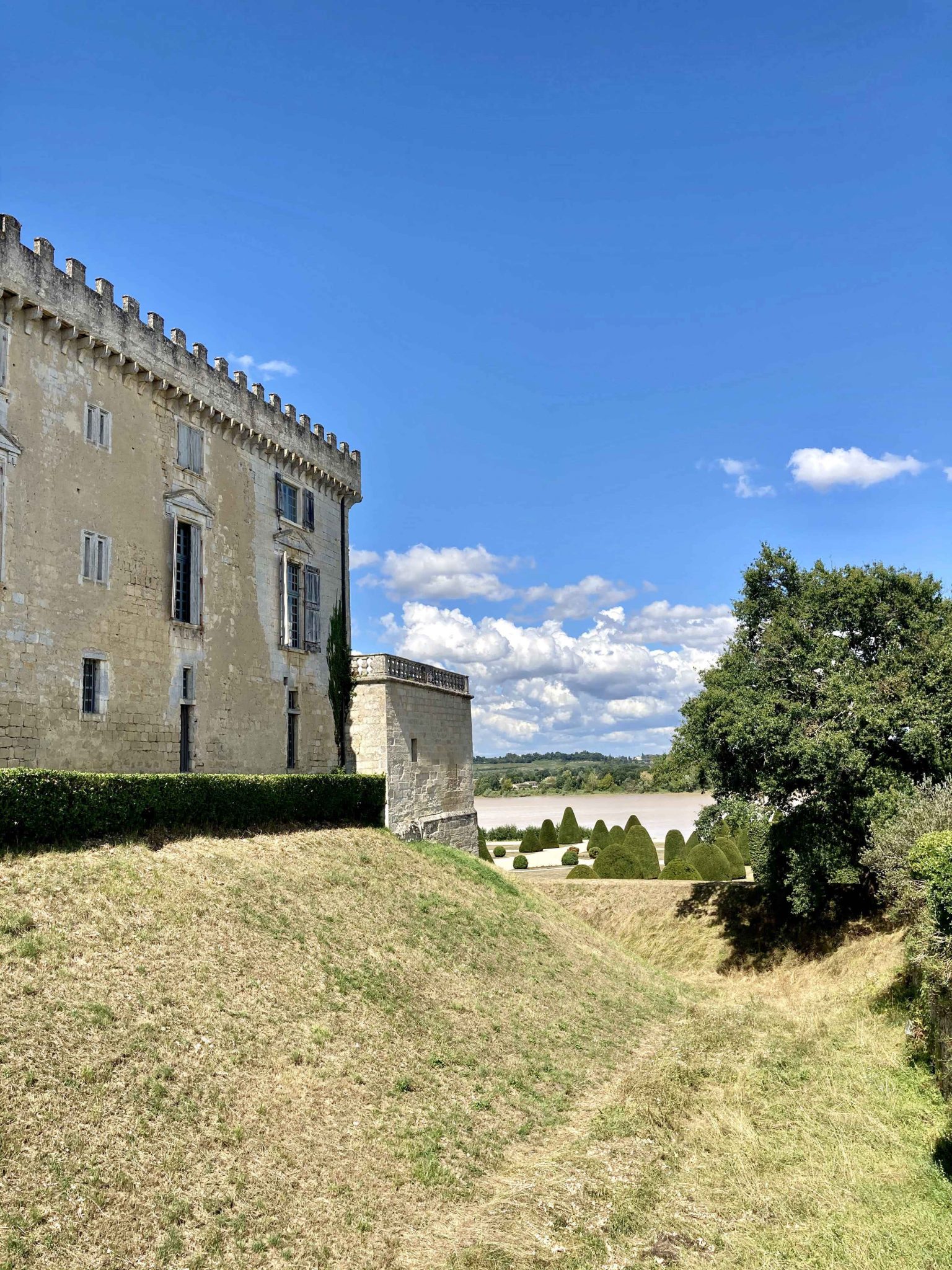 Le château de Vayres, l'un des plus beaux monuments d'Aquitaine - Ô Mon ...